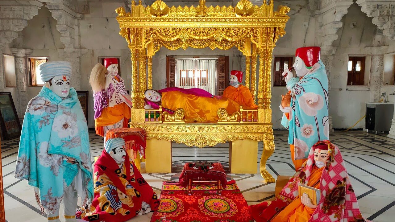 Shree Swaminarayan Mandir Chhapaiya : Photos, Top Hotels, Best Timing ...